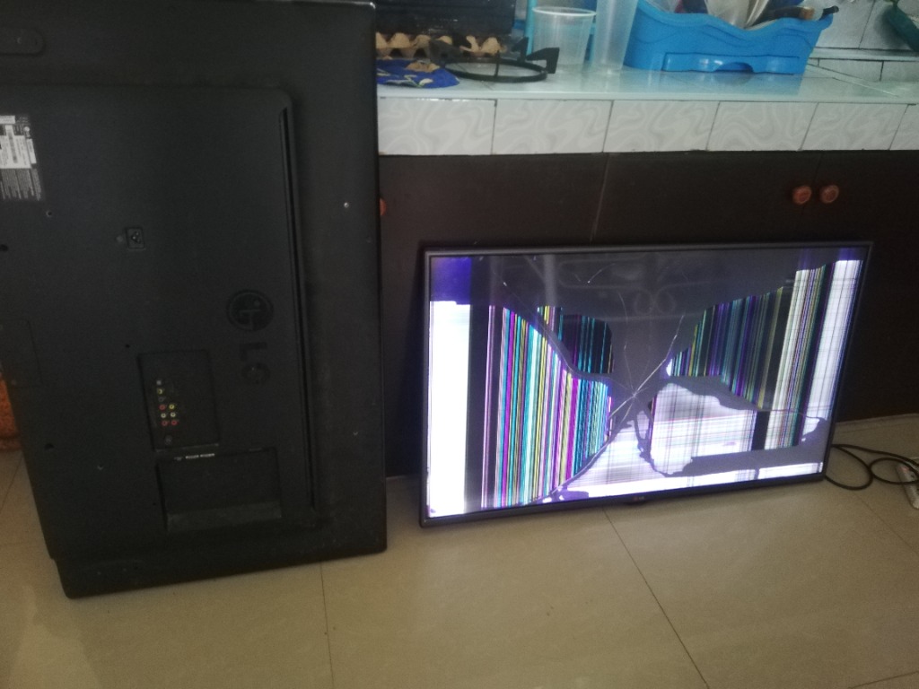 Defective tv brocken panel LG 42LB5510, TV & Home Appliances, TV ...