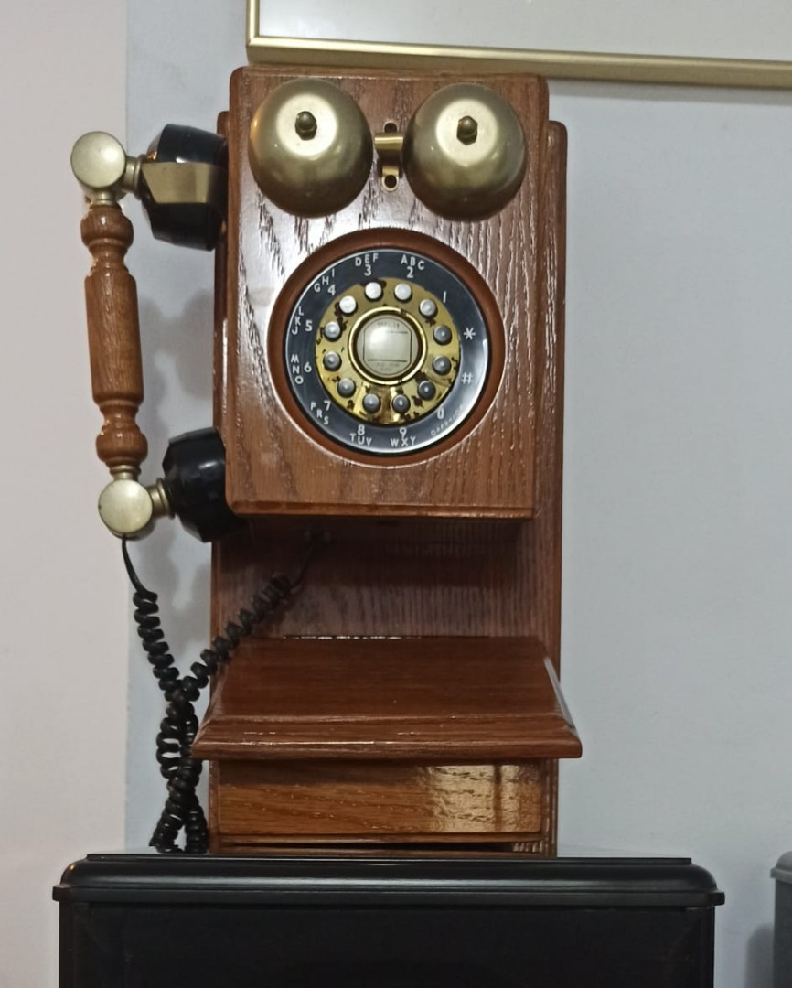 Telephone rumah model vintage bahan kayu dengan kabinet mini, Antik ...