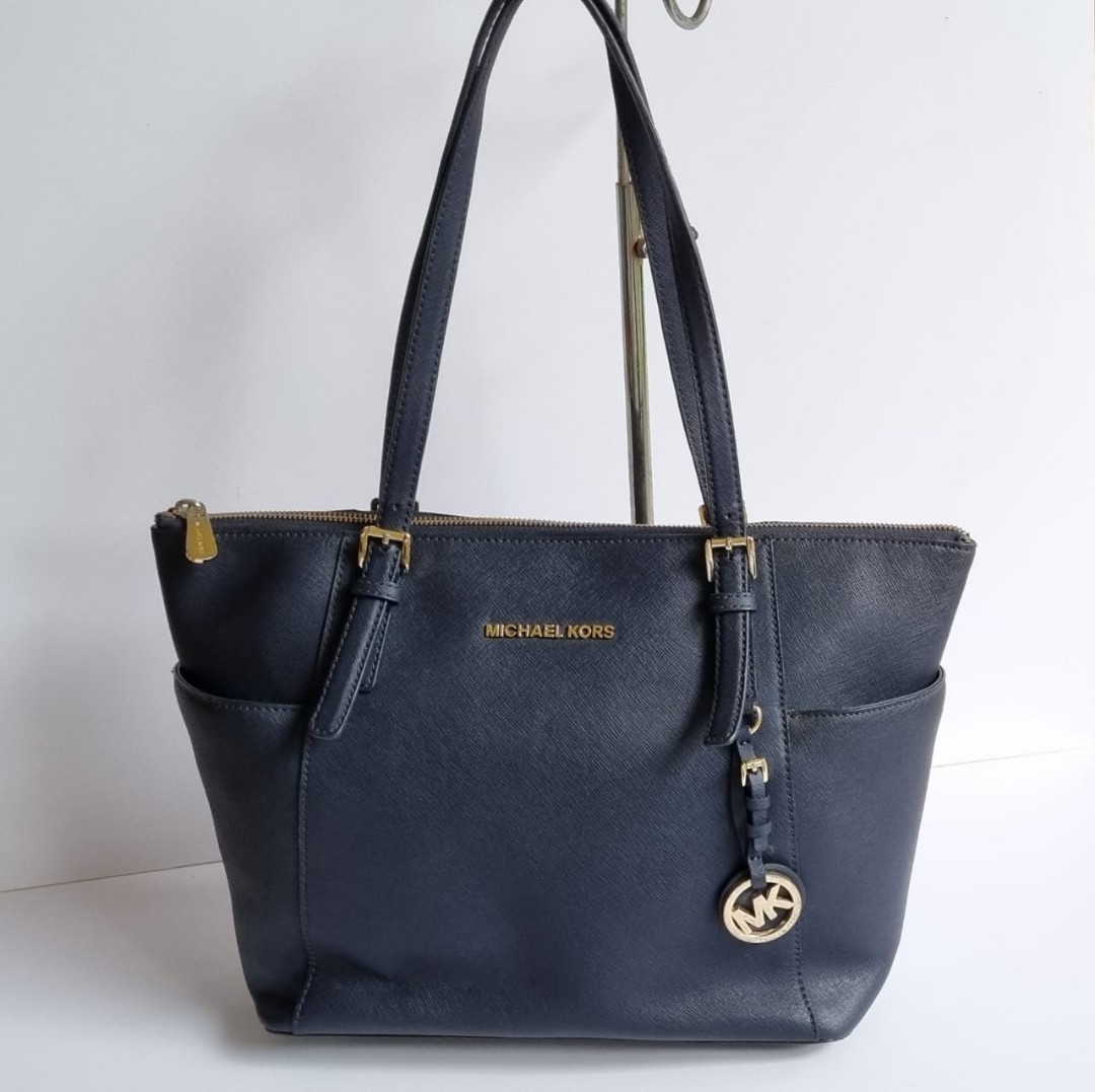 Authentic Michael Kors Selma Safiano Leather in Navy, Barang Mewah, Tas ...