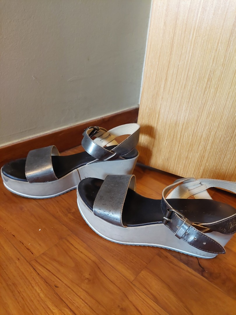 Golden brown 2-inch wedge shoes, Women's Fashion, Footwear, Wedges on ...