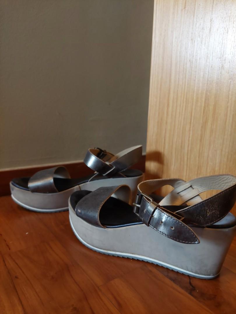 Golden brown 2-inch wedge shoes, Women's Fashion, Footwear, Wedges on ...