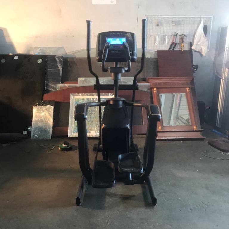 MATRIX E30 Elliptical Machine / Mesin Elips MATRIK E30, Sports ...