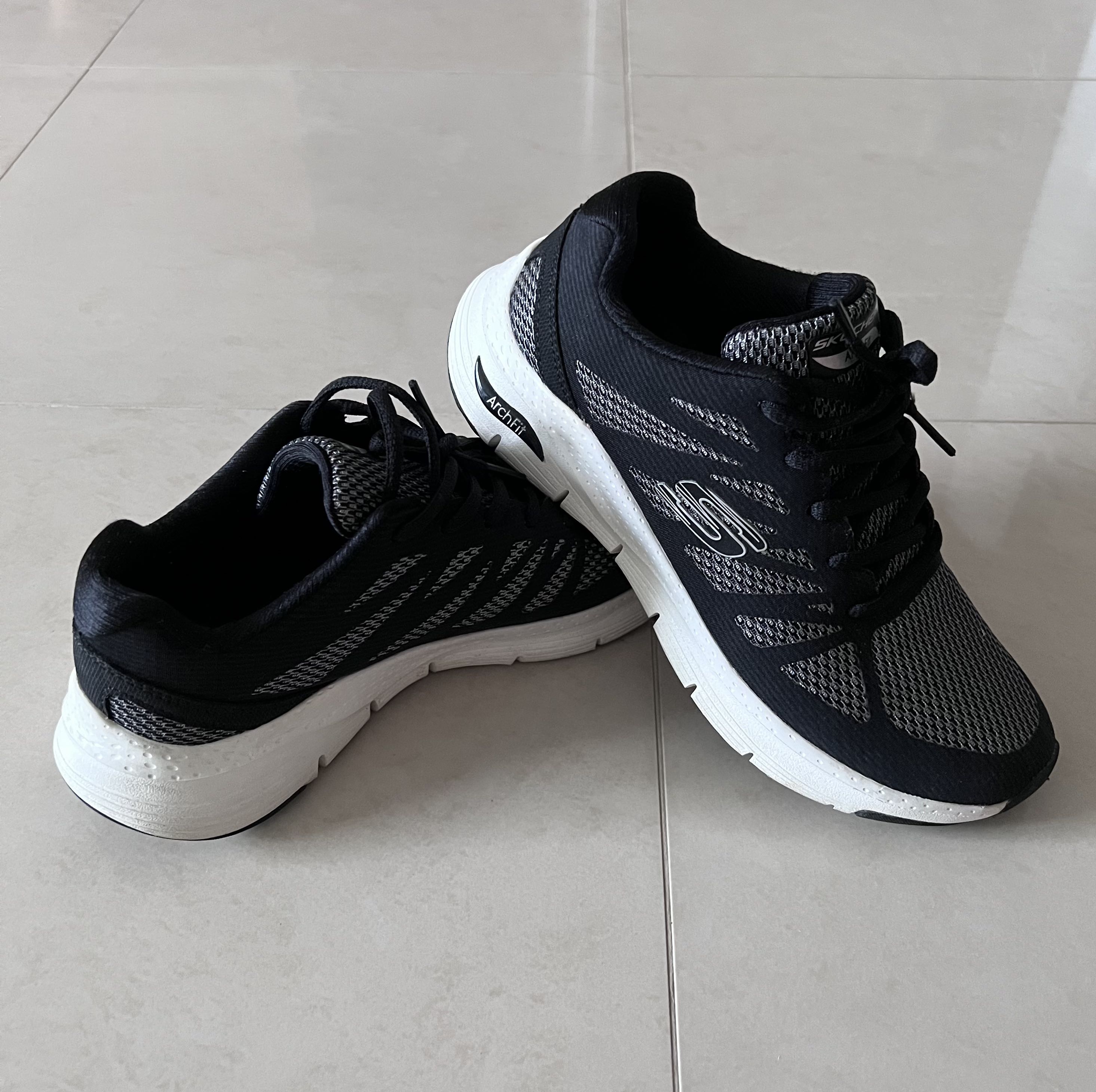 Skechers shoe, Women's Fashion, Footwear, Sneakers on Carousell