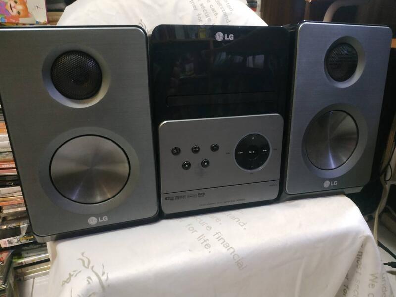 美聲美型鏡面湛灰髮絲紋 音響精品LG DVD XB66 60W最大功率 床頭劇院組合 大致良好音質絕佳 主機微瑕詳說明, 耳機及錄音音訊設備, Soundbar、揚聲器、藍牙喇叭、耳擴在旋轉拍賣