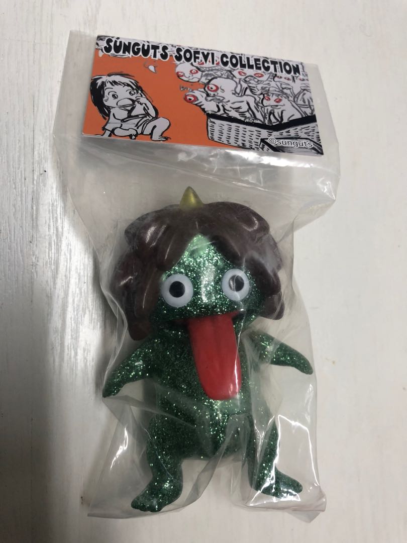 全新 Sunguts Sofvi Collection 河童 伸脷 綠色閃粉 made in Japan 搪膠 Sofubi, 興趣及遊戲, 玩具 & 遊戲類 - Carousell