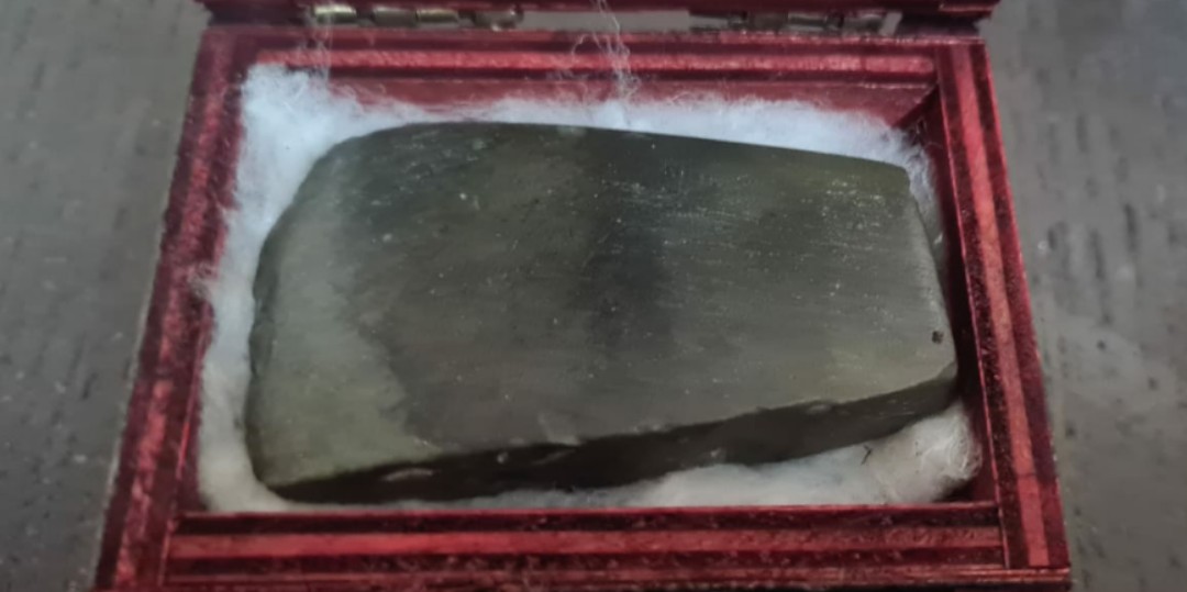 Lightning stone / Batu Petir, Furniture & Home Living, Home Decor ...