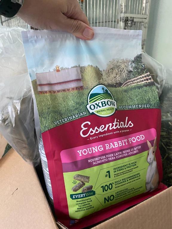 Oxbow young rabbit food + hay biscuits + barley hay (small cut) + Oxbow ...