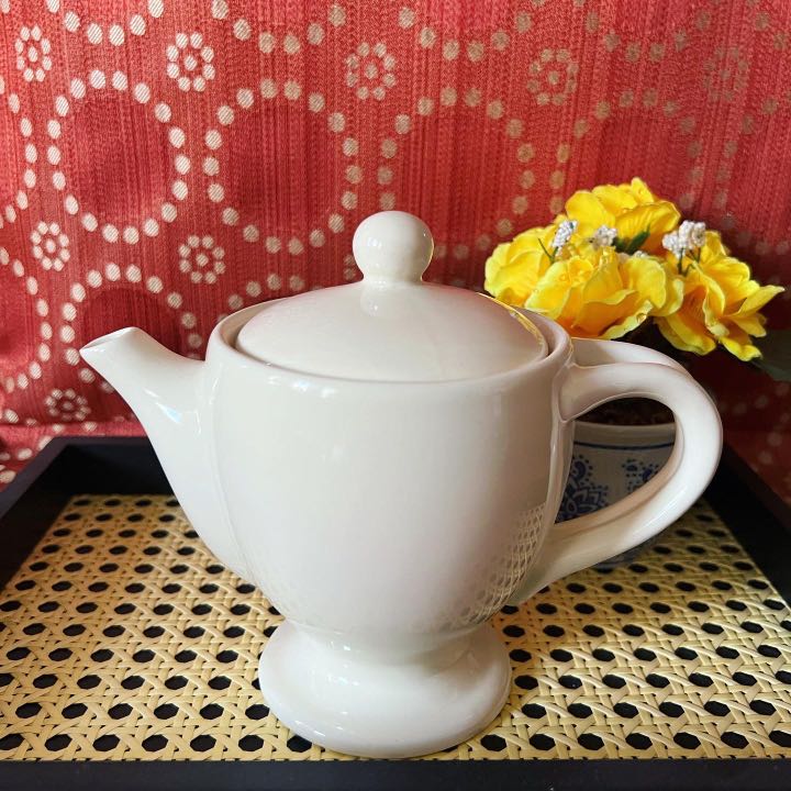 PEARL WHITE CERAMIC TEAPOT #SB1J3, Furniture & Home Living, Kitchenware ...