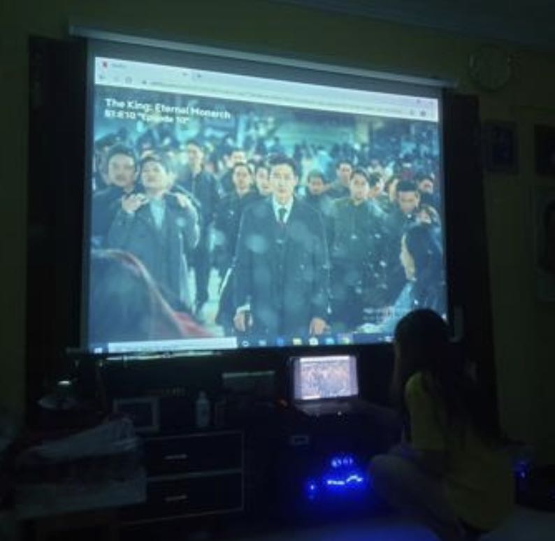 FAST DEAL: Remaco Retractable Projector Screen, TV & Home Appliances ...