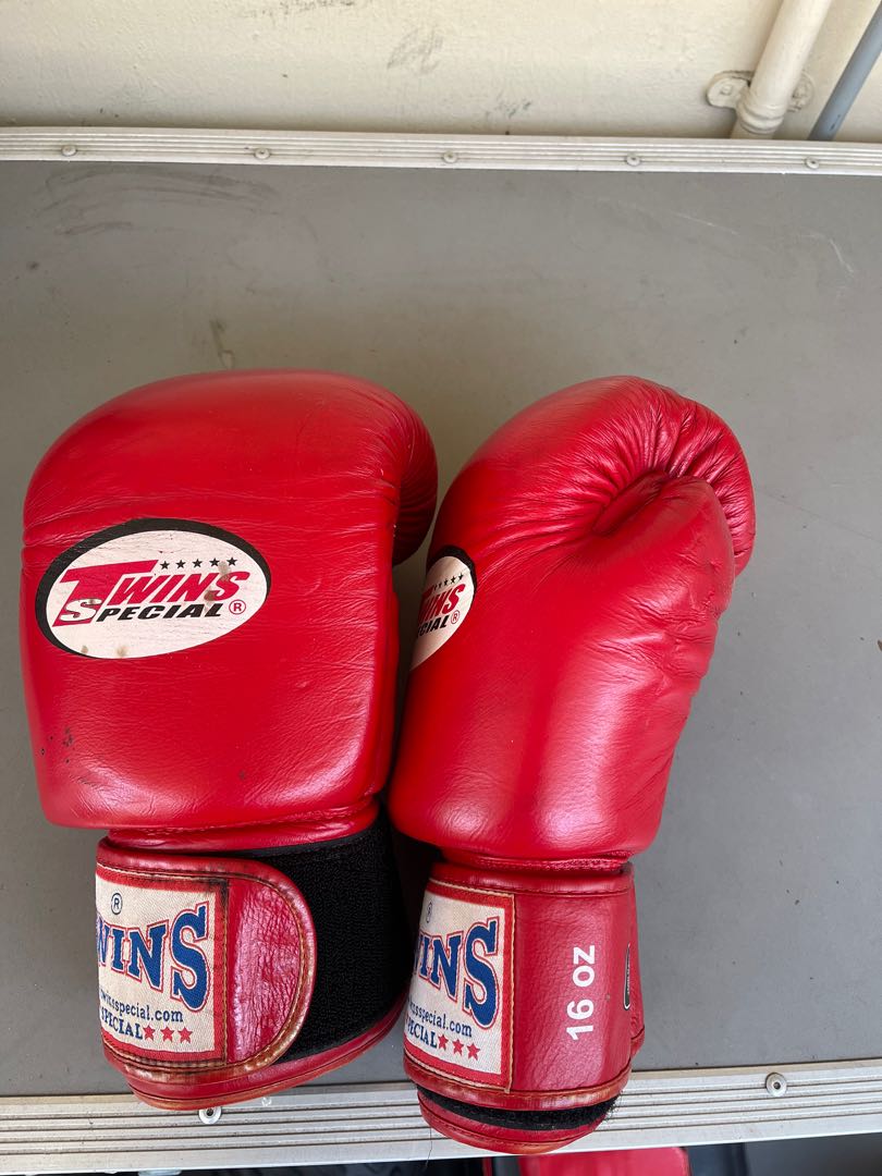 18 oz boxing gloves, Sports Equipment, Exercise & Fitness, Cardio ...
