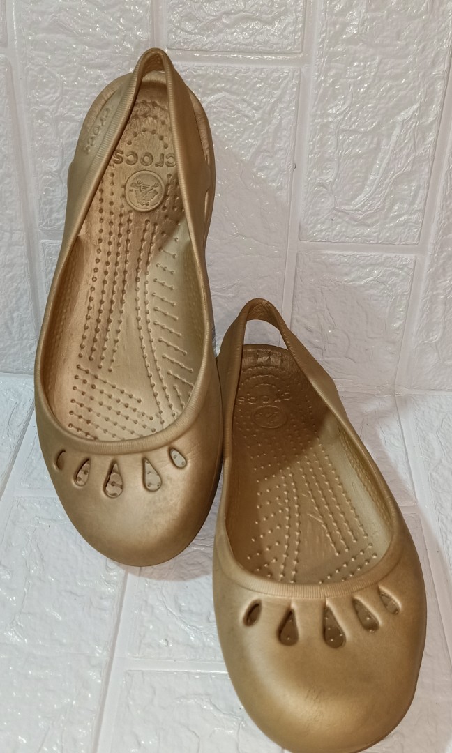 Crocs w7, Women's Fashion, Footwear, Flats & Sandals on Carousell