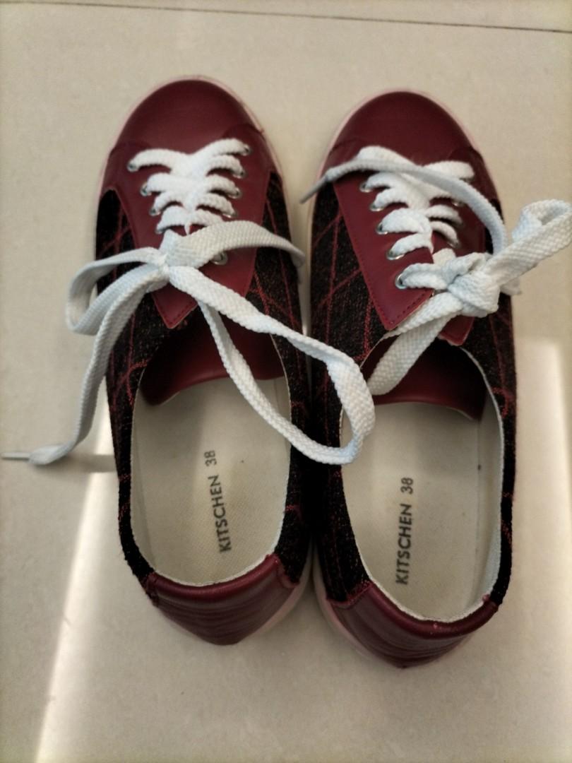 Red and black shoe, Women's Fashion, Footwear, Sneakers on Carousell