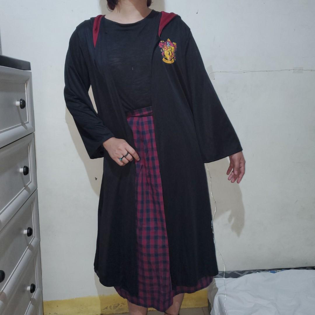 Harry Potter Gryffindor Cloak (LEGIT), Hobbies & Toys, Memorabilia ...