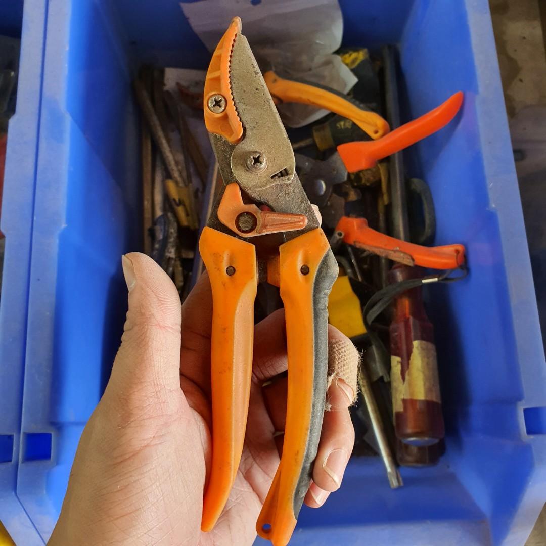 chisel monkey plier cutter screw driver snips flowercutter, Furniture ...