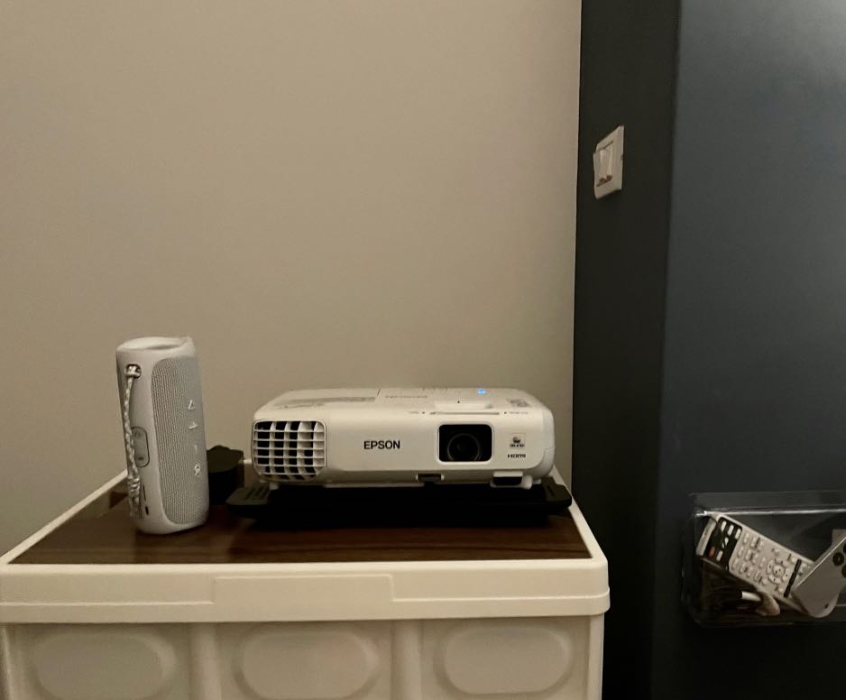 EPSON EB-X03 投影機 追劇神器 上課教材 上課教具 會議投影 電影, 電視及其他電器 , 電視及其他電器 , 投影機在旋轉拍賣