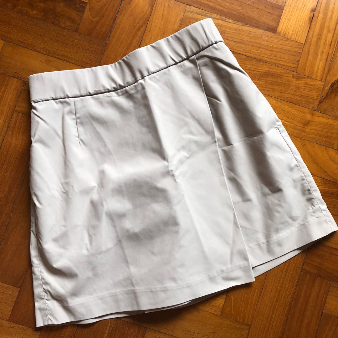 UNIQLO beige skorts, Women's Fashion, Bottoms, Other Bottoms on Carousell