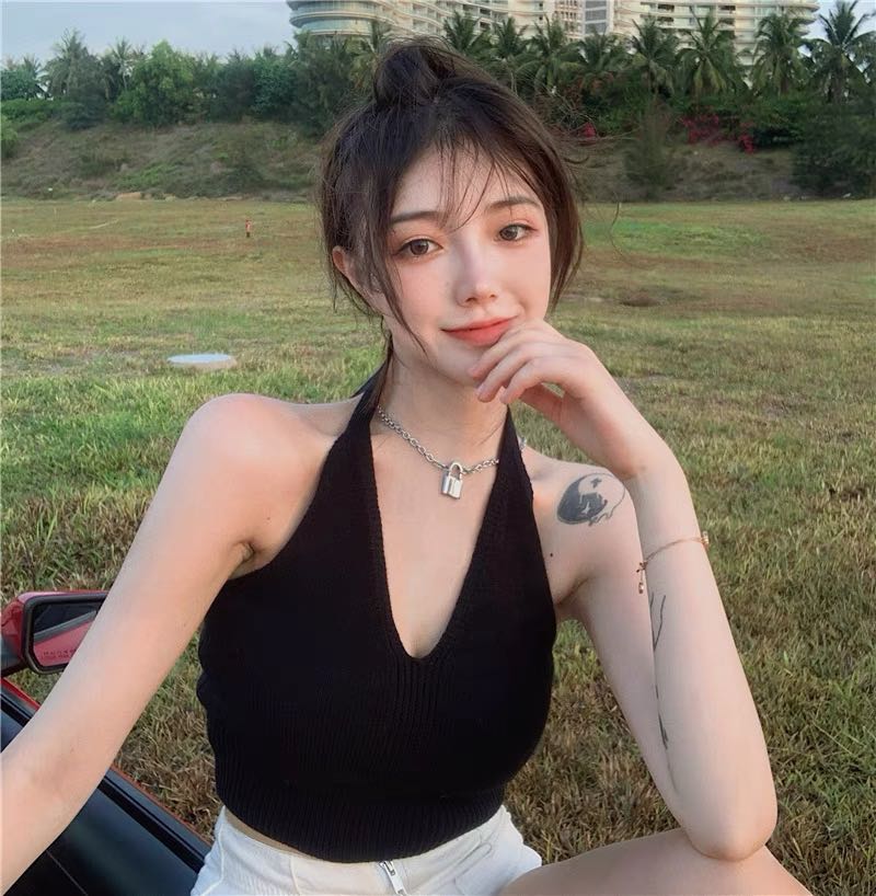 V shape halter top, Women's Fashion, Tops, Sleeveless on Carousell