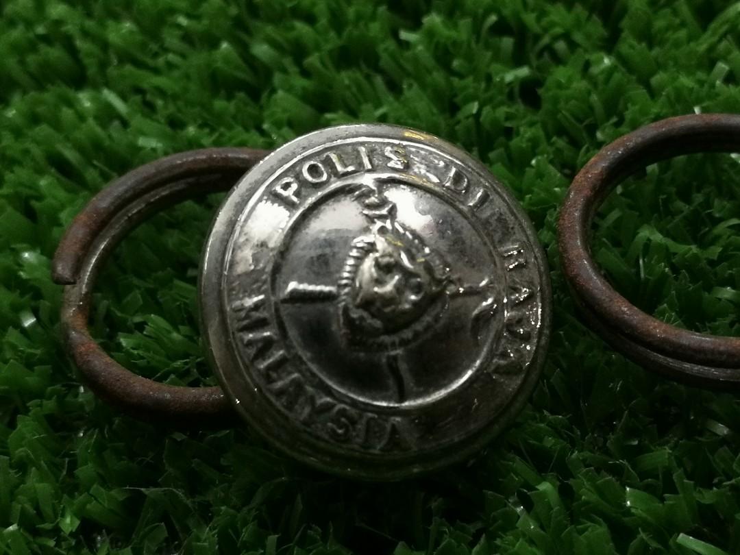 8 biji Butang baju tembaga polis era 60an, Hobbies & Toys, Collectibles ...