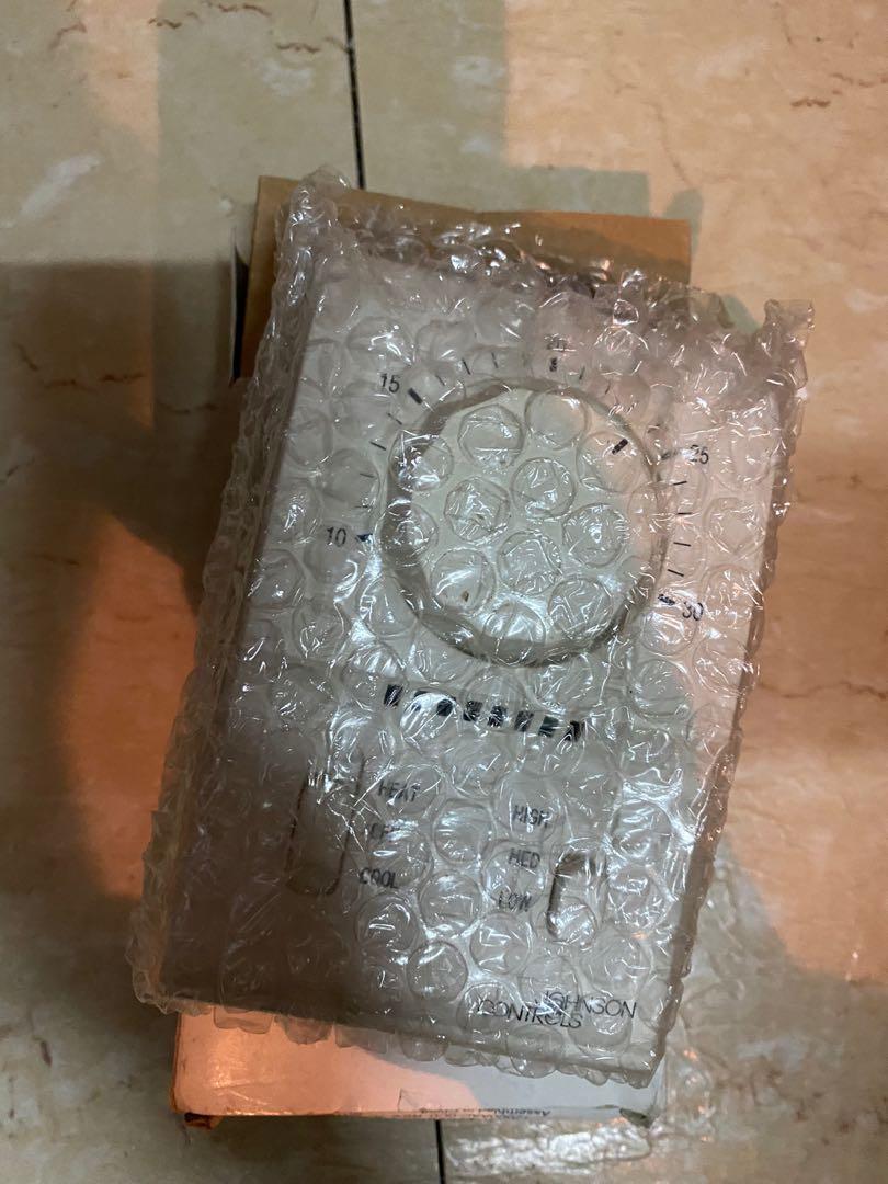 Johnson control T2000EAC-0C0 溫控器, 家庭電器, 冷氣機及暖風機 - Carousell