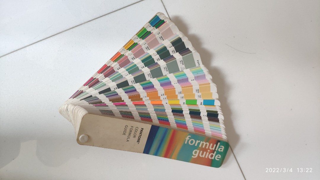 Pantone color formula guide, 傢俬＆家居, 家居裝飾, 牆上裝飾 - Carousell