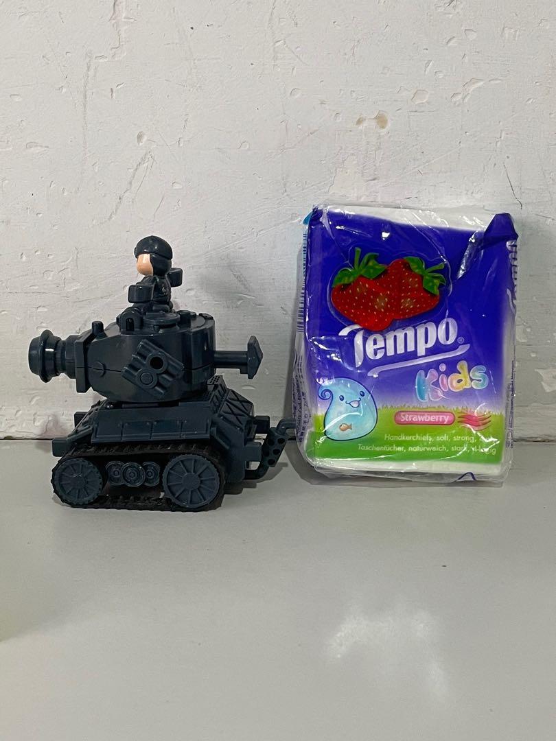 Tomy War 2 Tanks tank 2000 1部 Takara Tomy 坦克, 興趣及遊戲, 玩具 & 遊戲類 - Carousell