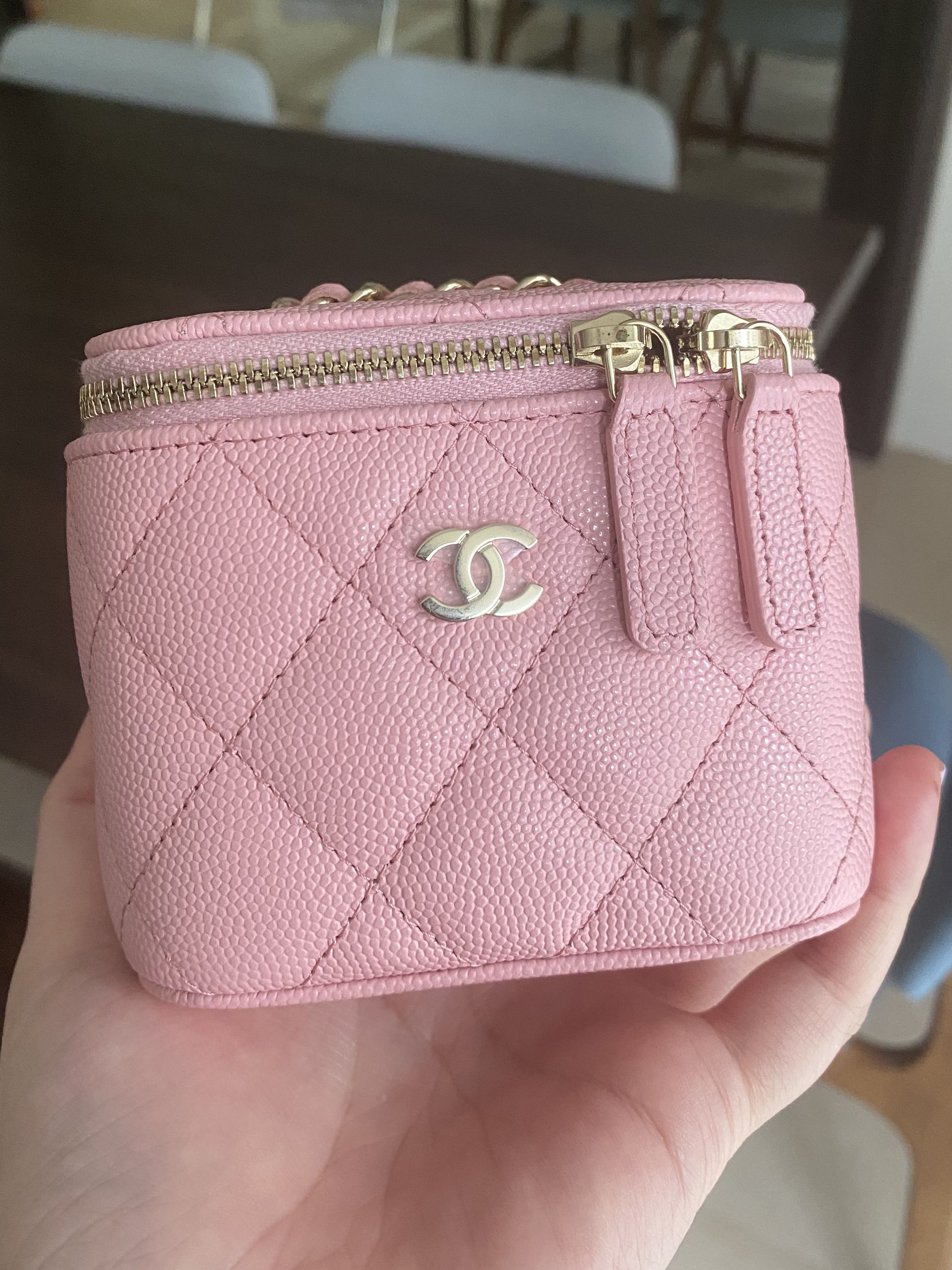 Authentic new 22C Chanel pink mini vanity bag, Women's Fashion, Bags ...