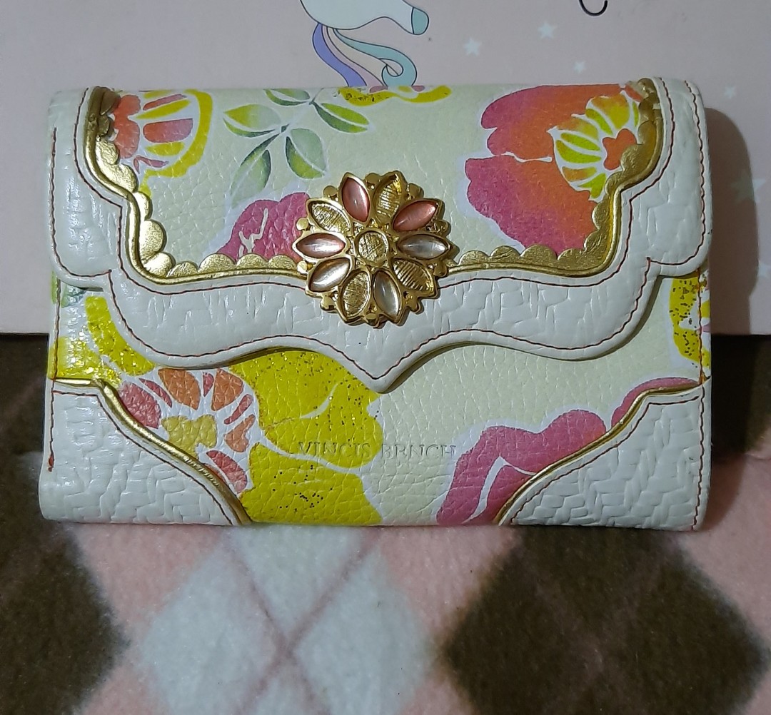 Vincis Bench trifold medium wallet, Women's Fashion, Bags & Wallets ...