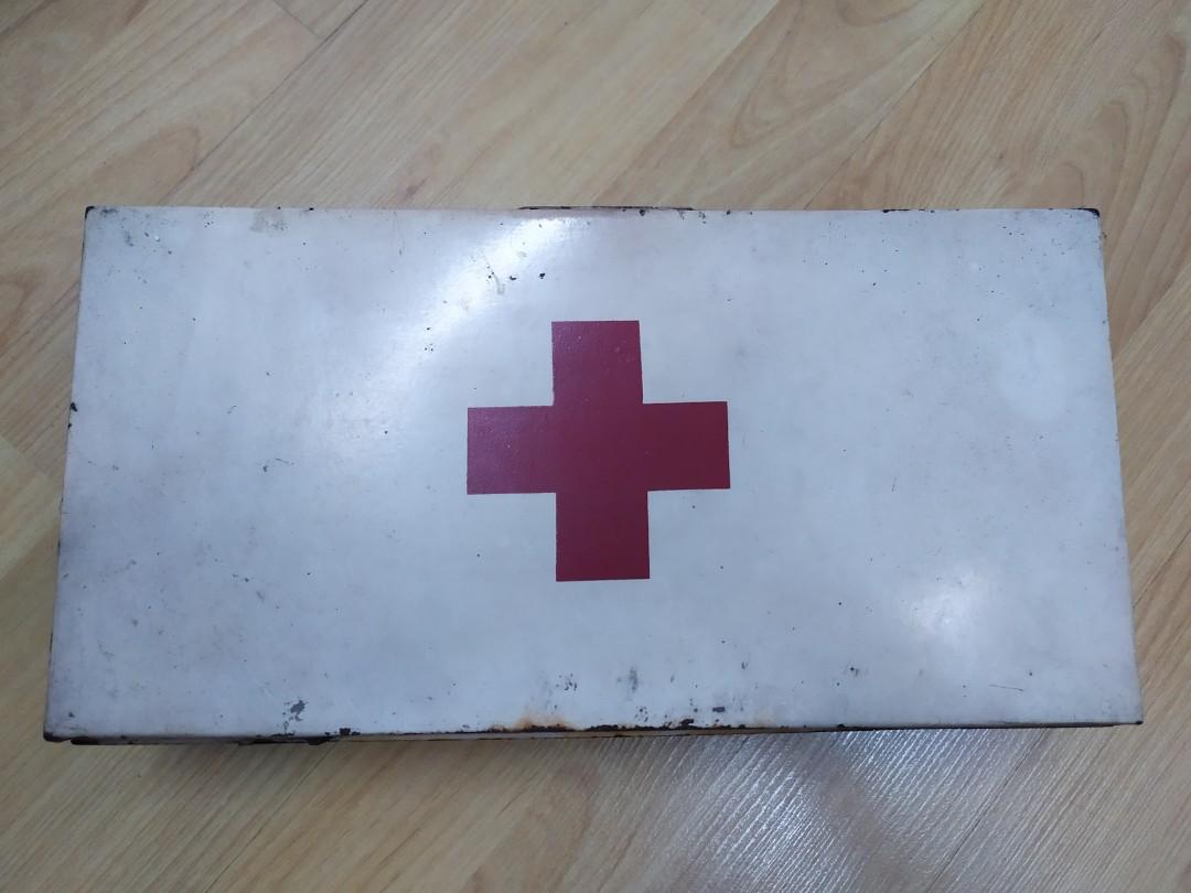Vintage First Aid Box, Hobbies & Toys, Collectibles & Memorabilia ...