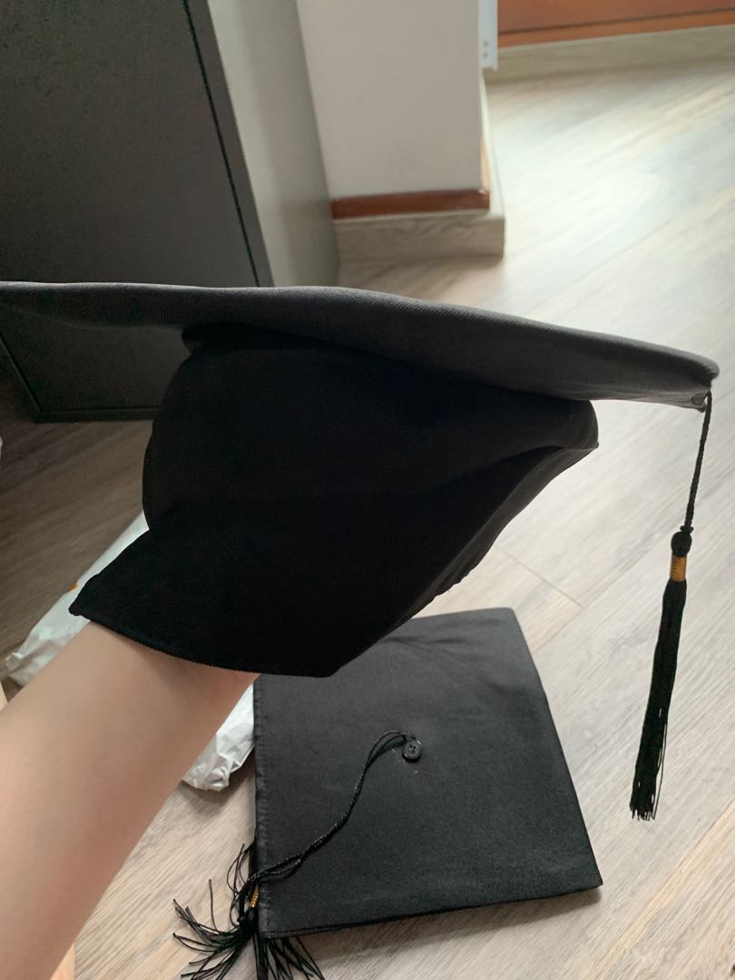 Graduation hat (party), Hobbies & Toys, Stationery & Craft, Occasions ...