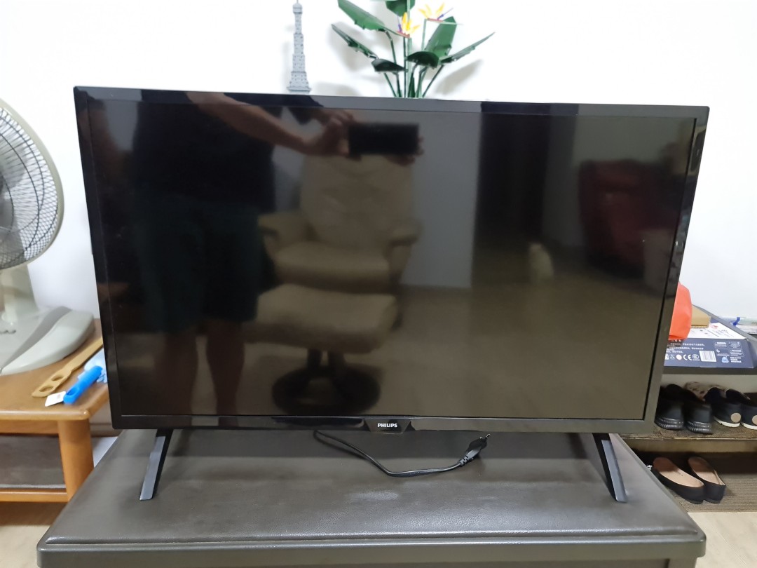 Philips 32" flatscreen TV, TV & Home Appliances, TV & Entertainment, TV ...