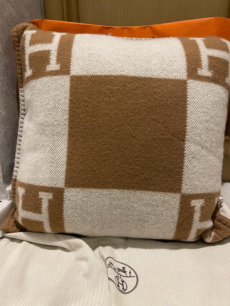 Bantal Hermes original new lengkap with paper bag, Fesyen Wanita ...