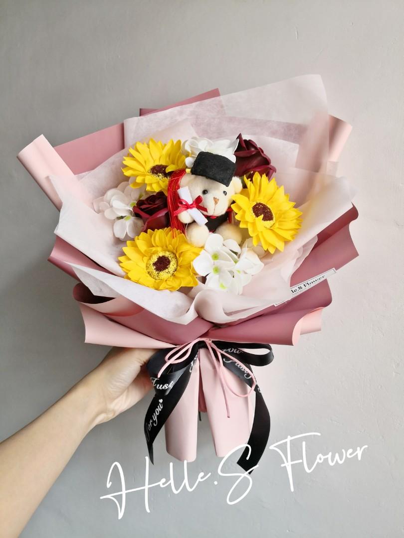 Graduation bouquet| Bobo ballon| Graduation gift ideas| Graduation ...