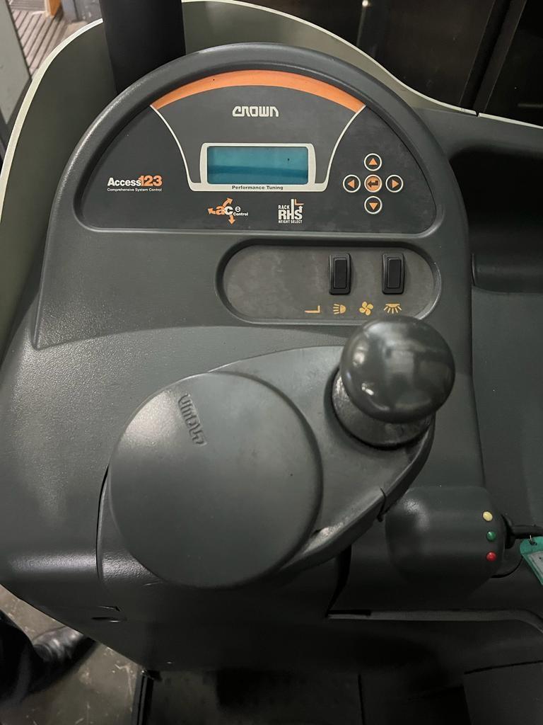 CROWN REACH TRUCK RRS700 Series, Everything Else on Carousell