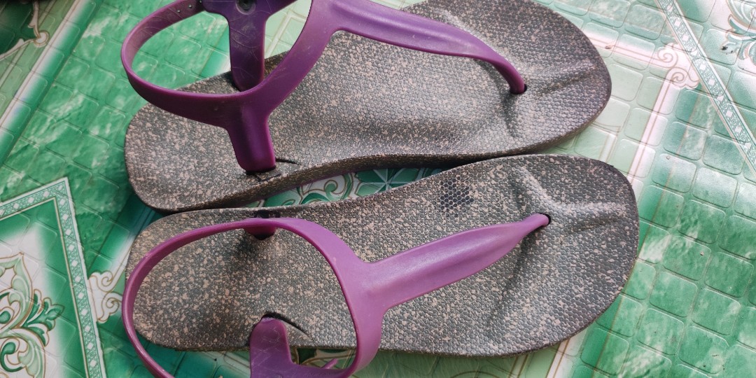 Caribbean slippers, Women's Fashion, Footwear, Slippers and slides on ...