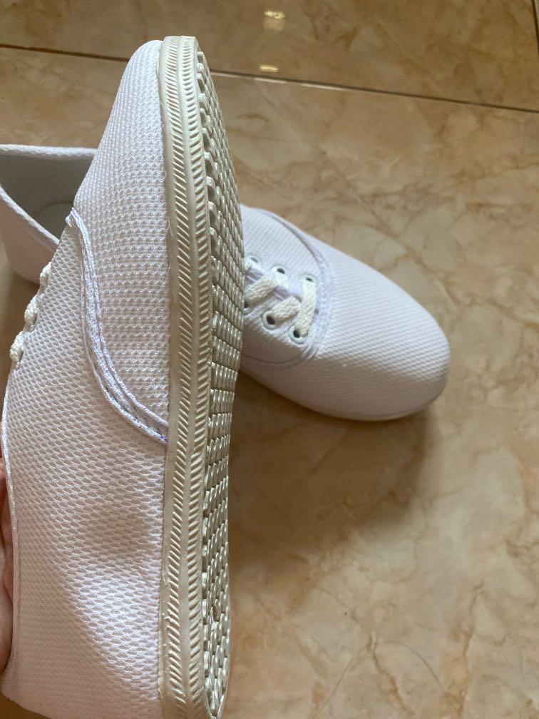 Sepatu putih, Fesyen Wanita, Sepatu di Carousell