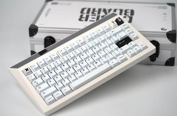 (Sealed) Brand New Cloud White R3 Cyberboard (customizable keyboard ...
