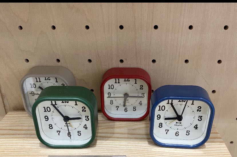 bruno Mini Square Clock 迷你方型鐘, 傢俬＆家居, 家居裝飾, 時鐘 - Carousell