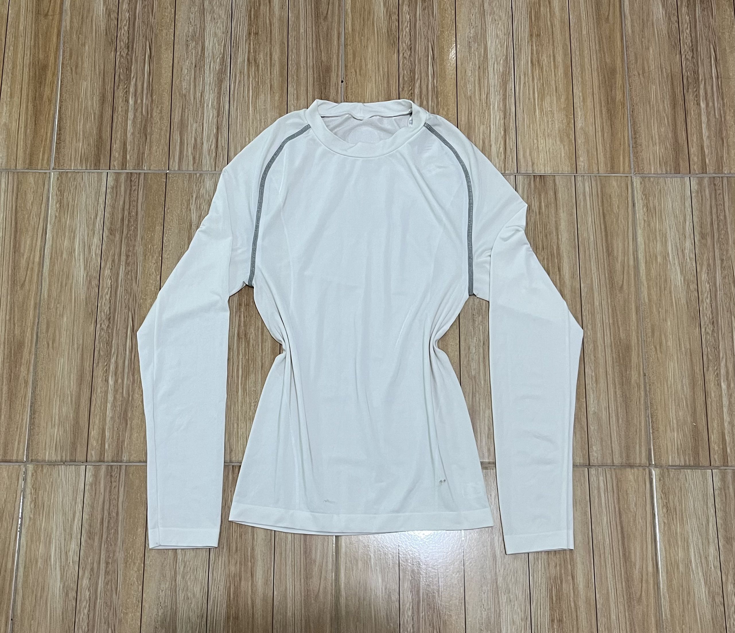 Nike rash guard, Women's Fashion, Activewear on Carousell