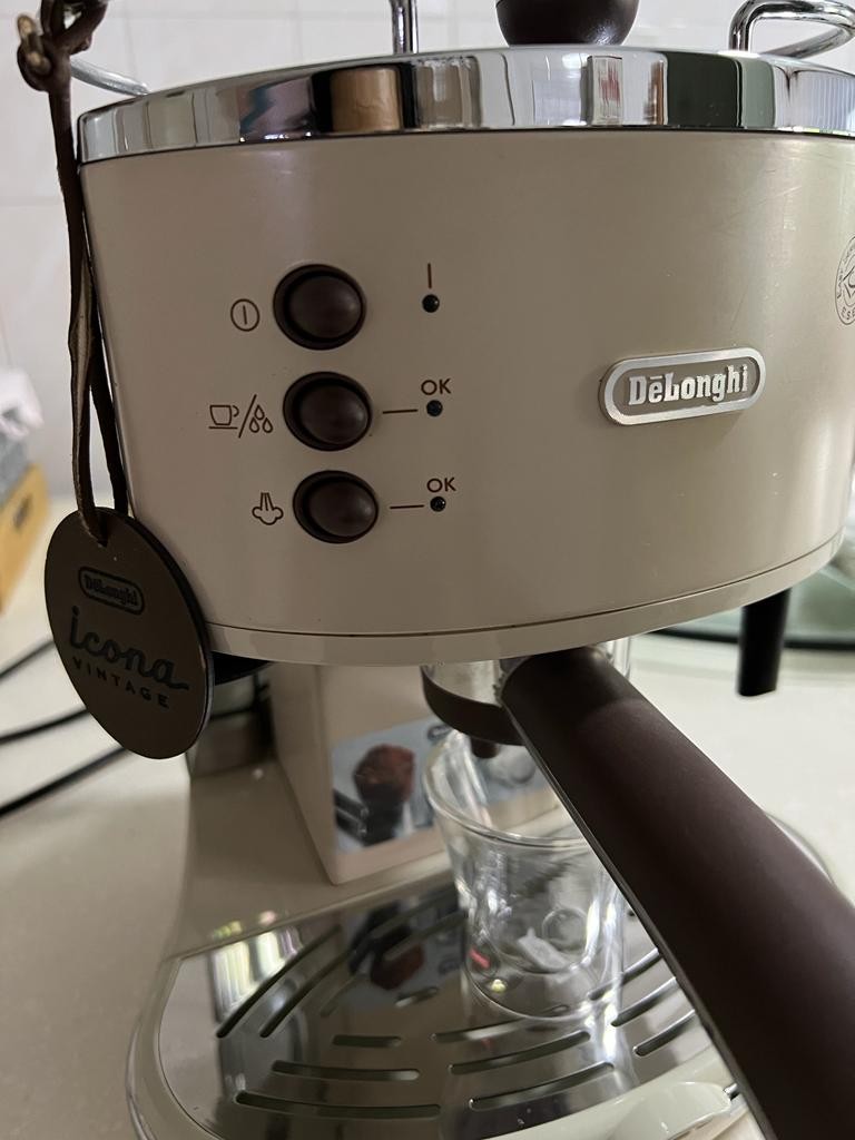 1+1 Delonghi vintage coffee machine and Bosch coffee bean grinder, TV ...
