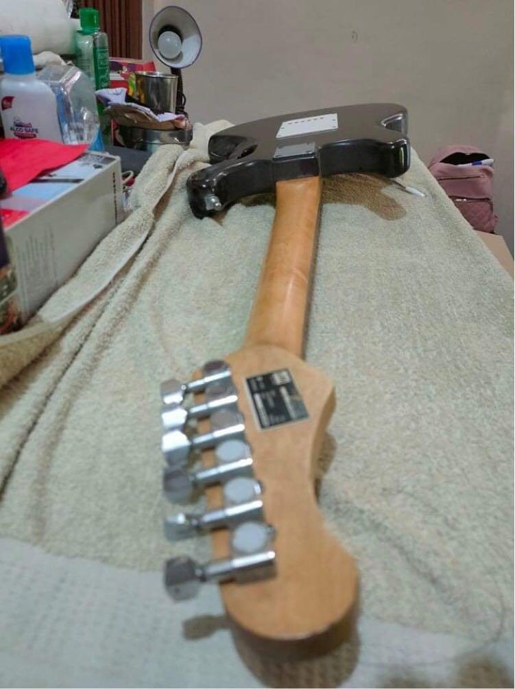LIVINGSTONE ELECTRIC GUITAR, Hobbies & Toys, Music & Media, Musical ...