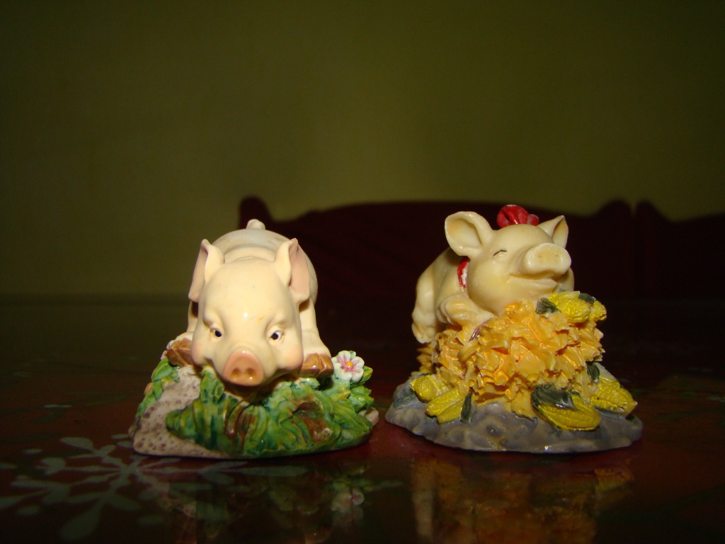 Pig Figurines: In Bloom Pigs Set, Hobbies & Toys, Memorabilia ...