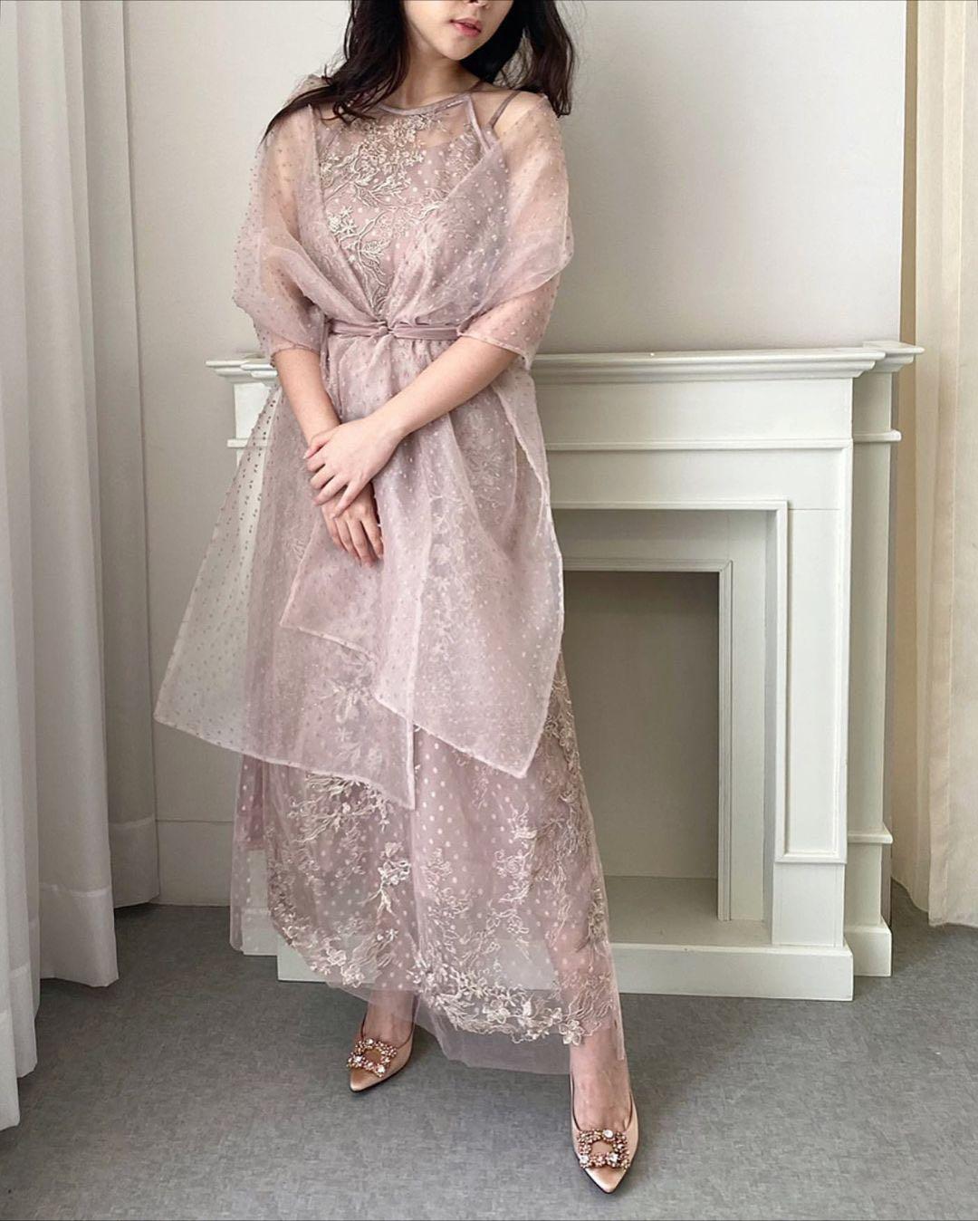 Sewa: Elly Pink Set, Fesyen Wanita, Pakaian Wanita, Gaun & Rok di Carousell