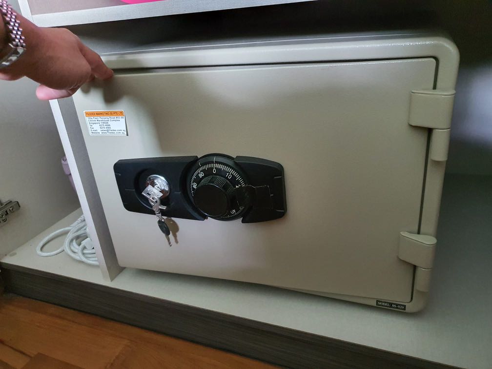 EAGLE safe, Furniture & Home Living, Security & Locks, Safe on Carousell