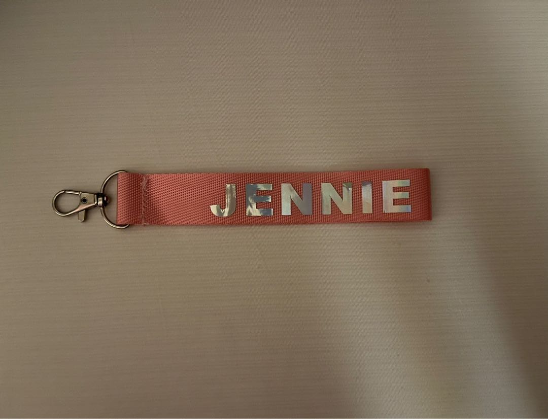 Blackpink Jennie name tag, 興趣及遊戲, 收藏品及紀念品, 韓流 - Carousell