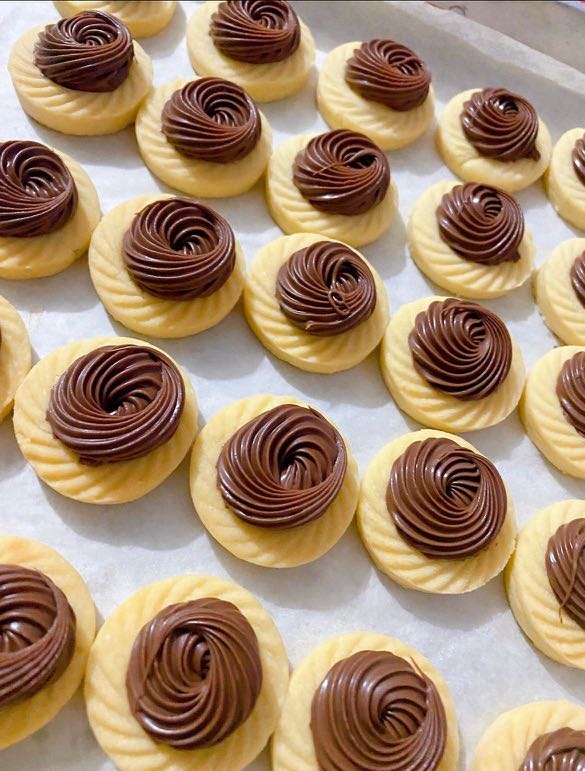 Pineapple tarts and honey cornflakes(kuih tart dan kuih cornflakes madu ...