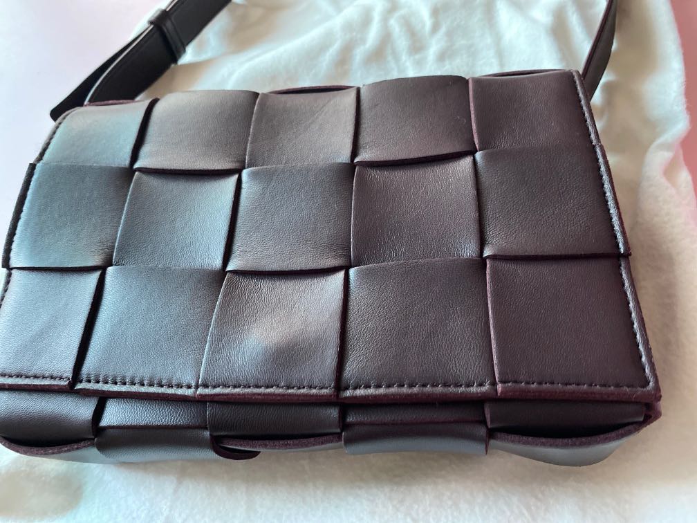 Bottega Venetta BV Cassette Bag Grape, 女裝, 手袋及銀包, 單肩包 - Carousell