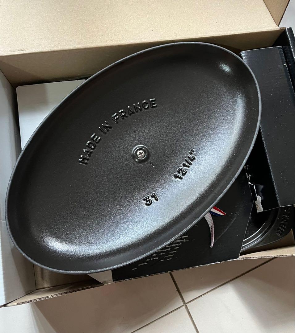 Staub fish serving plate 31cm 鑄鐵鍋, 傢俬＆家居, 廚具和餐具, 炊具及配件 - Carousell