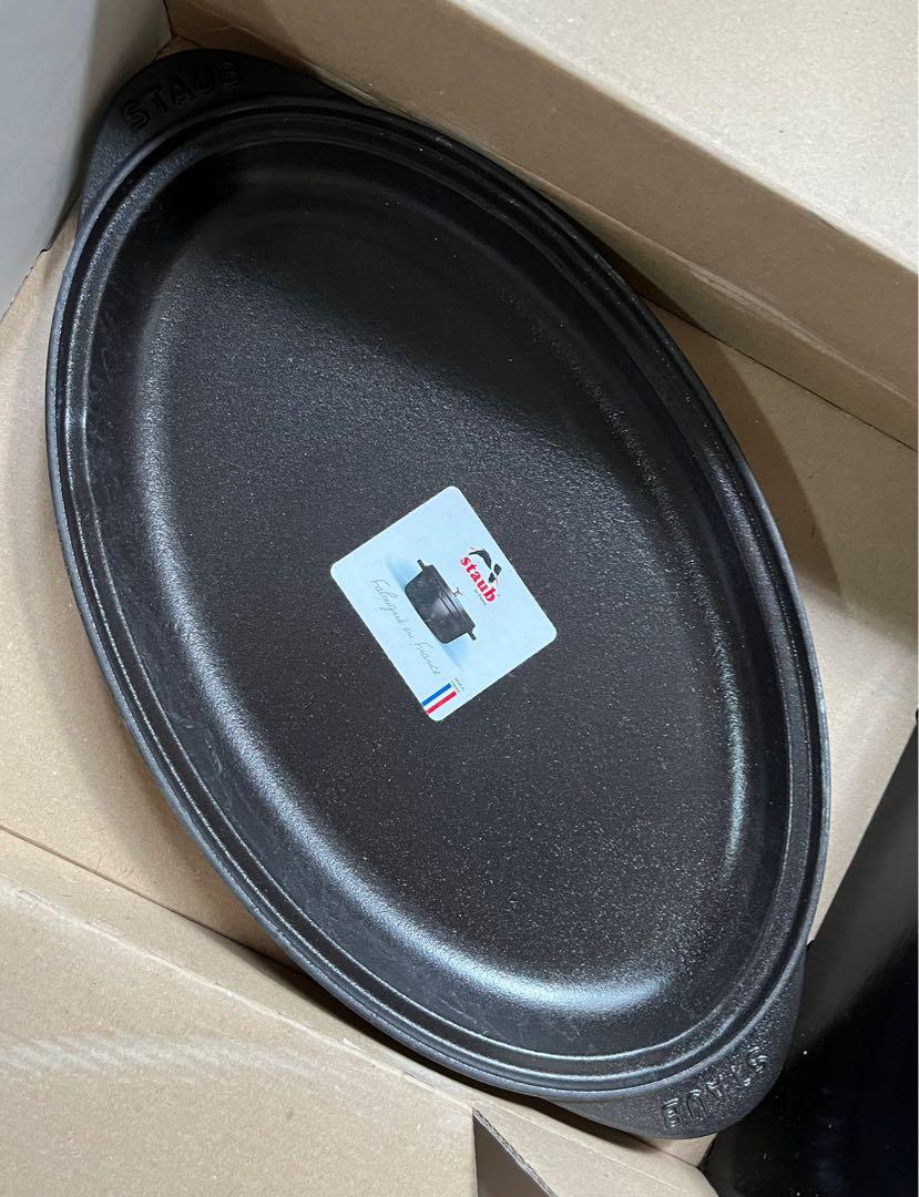 Staub fish serving plate 31cm 鑄鐵鍋, 傢俬＆家居, 廚具和餐具, 炊具及配件 - Carousell