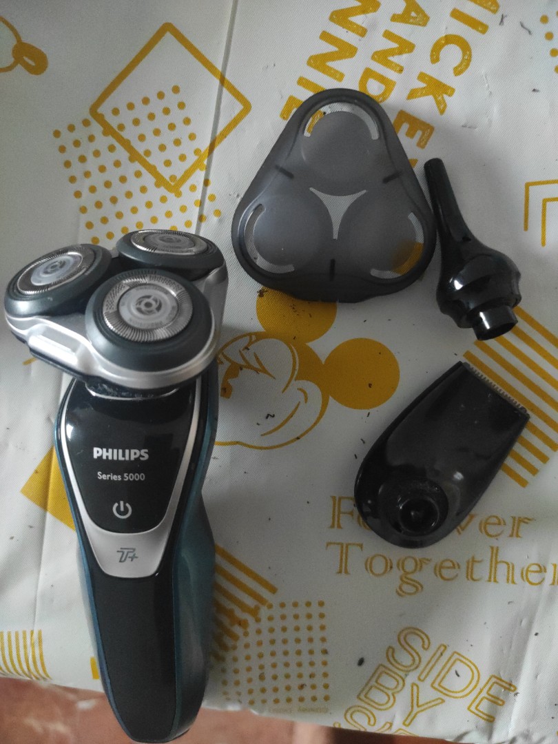 Philips electric razor, Beauty & Personal Care, Men's Grooming on Carousell