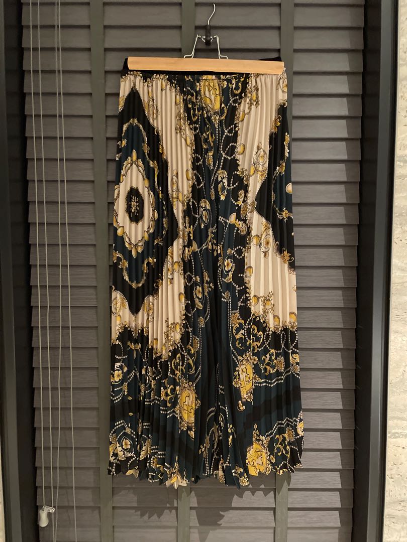 Pleated floral akirt, Women's Fashion, Bottoms, Skirts on Carousell